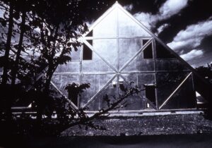 倉方俊輔連載「ポストモダニズムの歴史」02：長谷川逸子が「表層」を探り当てた1977年の衝撃 | BUNGA NET